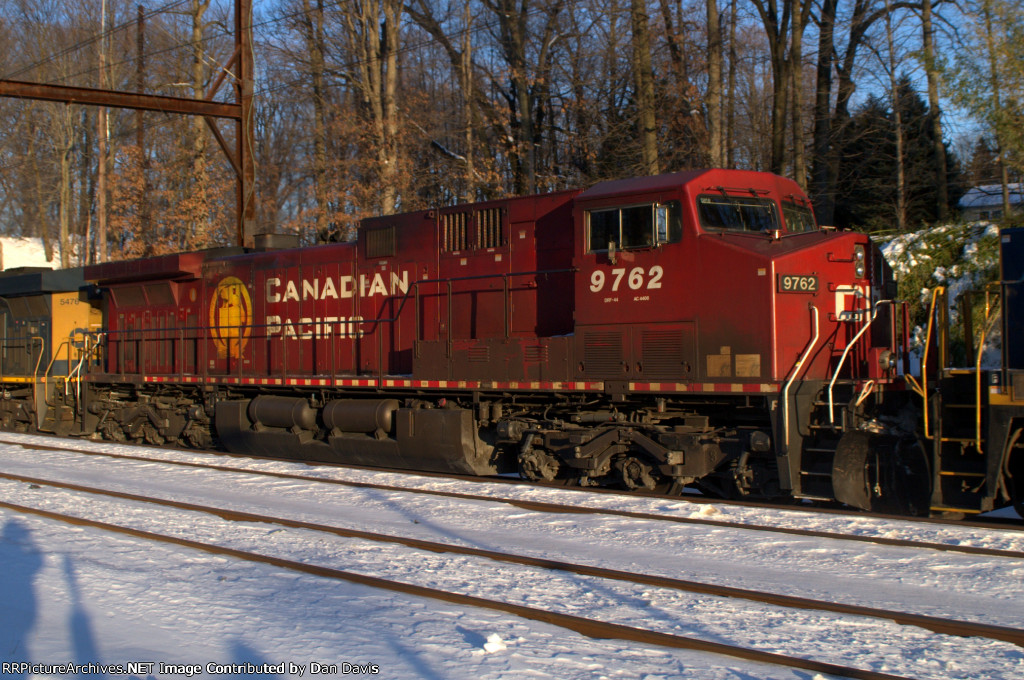 CP AC44CW 9762 trails on Q418-11